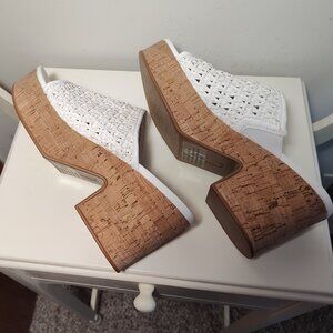 Wonderly | Shoes | Wonderly Halo White Slipon Sandals Excellent To Like ...